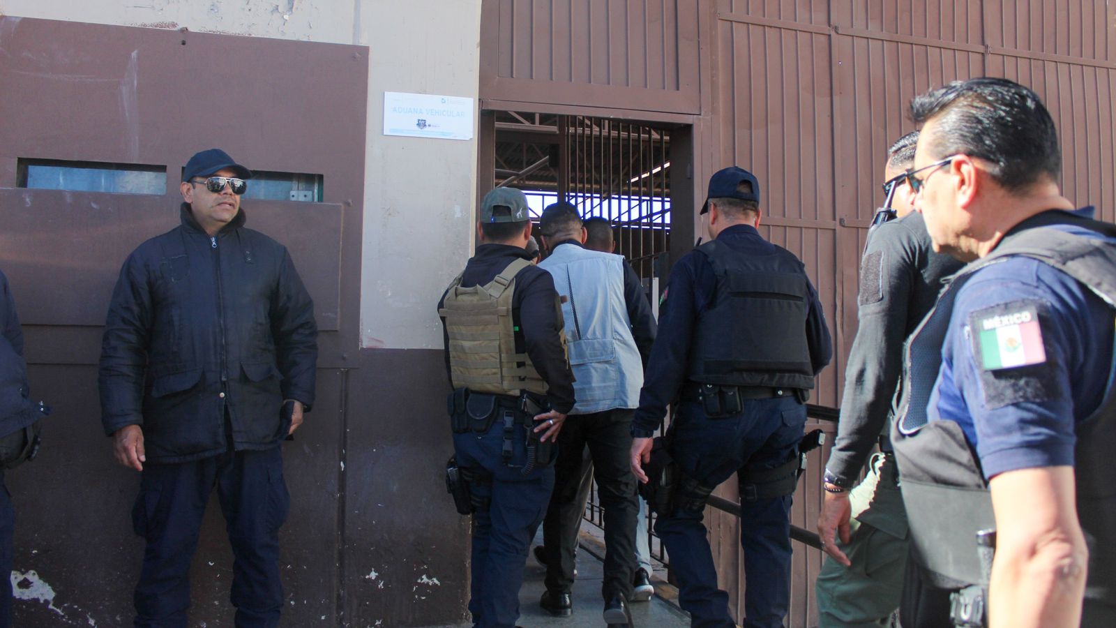 Se amotinan reos en Cereso de Aquiles Serdán; queman sábanas y colchones – Entre Líneas