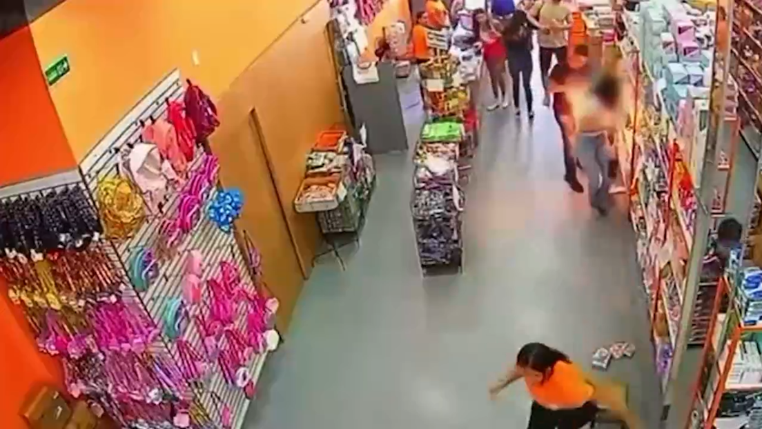 Celular explota en el bolsillo de una mujer mientras hacía compras en un centro comercial ...