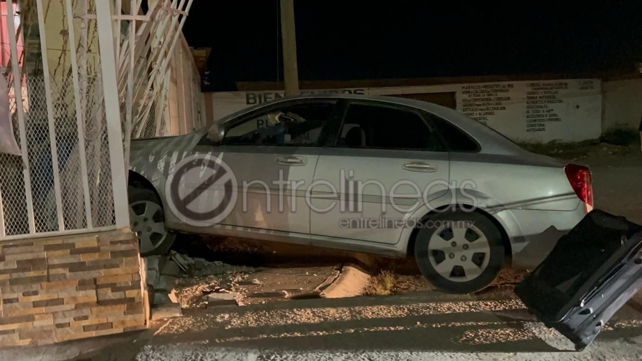 Mujer pierde el control de su vehículo y choca contra un domicilio en Villas del Rey – Entre Líneas