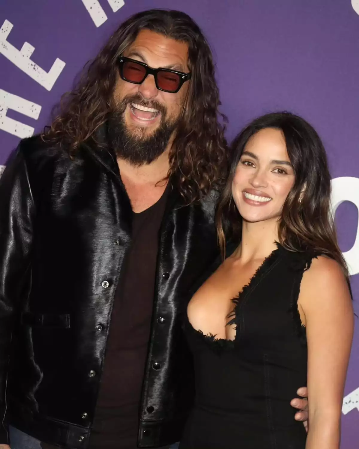 Jason Momoa y Adria Arjona hacen su debut como pareja en una red carpet – Entre Líneas