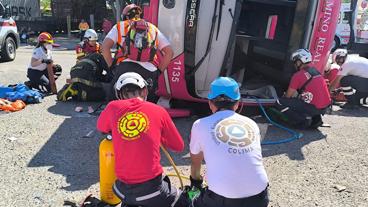 Choque de autobús contra tren de carga en Colima deja 2 muertos y 21 heridos – Entrelineas