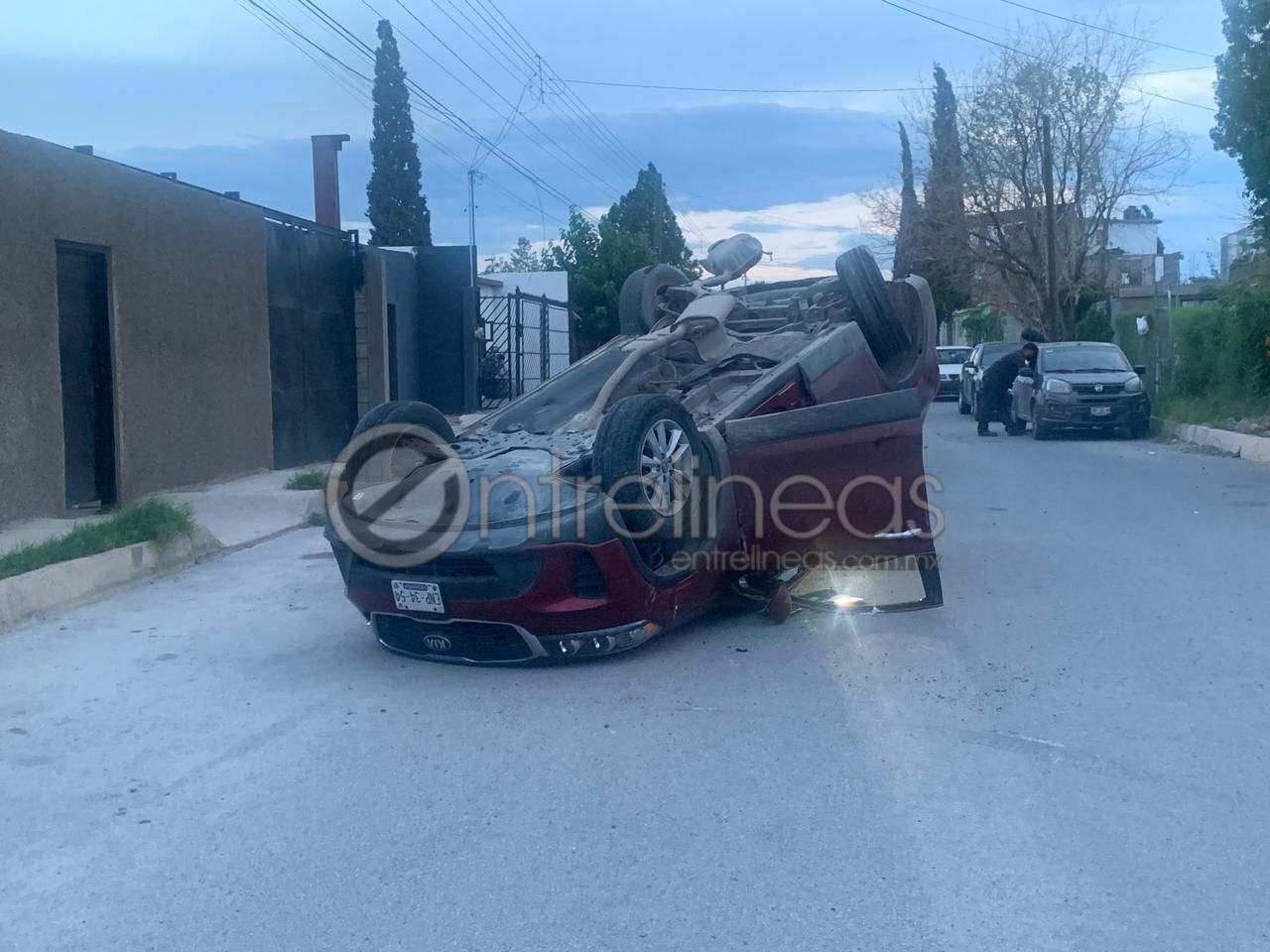 Choque con volcadura en la Revolución deja cuantiosos daños materiales – Entre Líneas